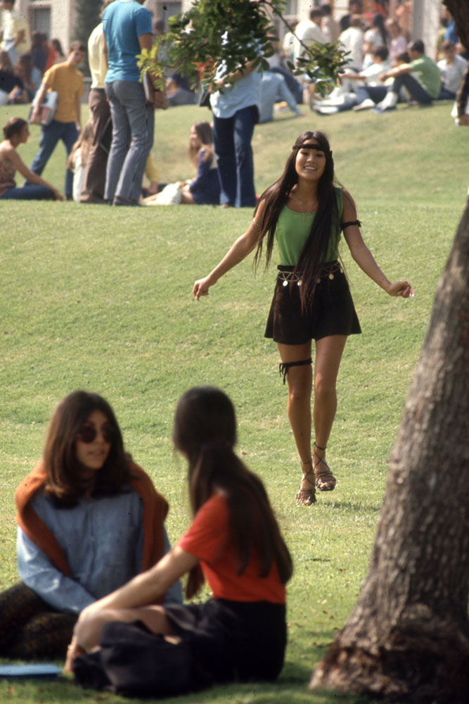 Feelin' Groovy: Fascinating Color Photographs Showing High School ...