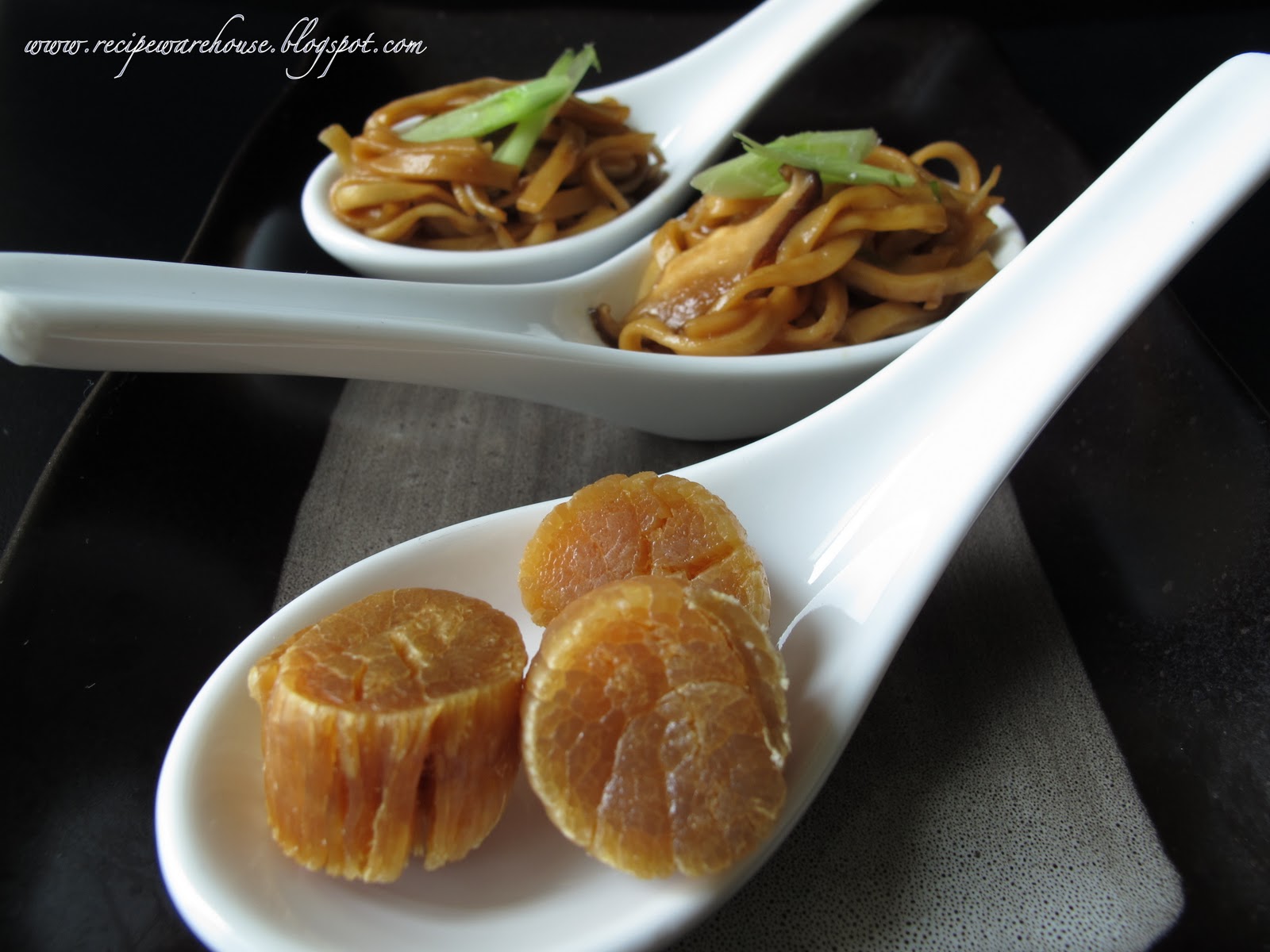 Braised Ee Fu Noodles with Conpoy (瑤柱干烧伊府面) | Recipe Warehouse