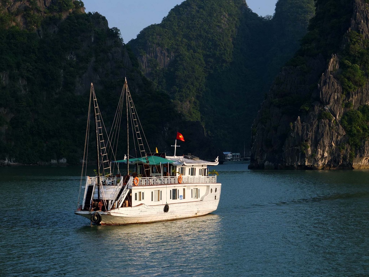 Bai Tu Long Junk 3 Days 2 Nights | Hanoi To Halong Bay