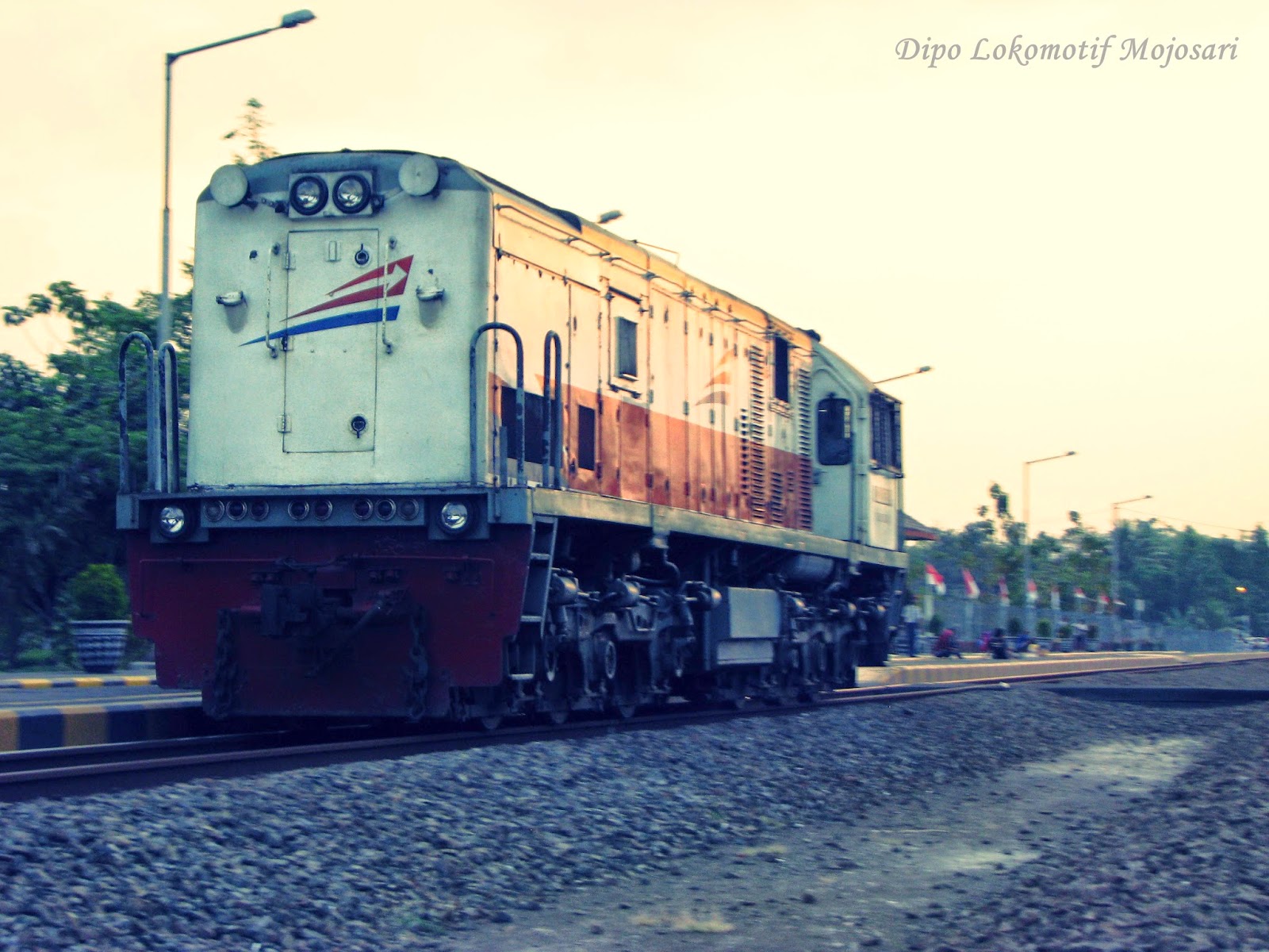 Kereta Api Indonesia: Lokomotif CC201 Sruntulan di Stasiun Patukan ...