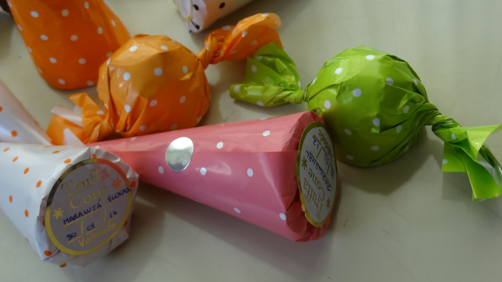 Trufado Sabor Caseiro: As embalagens dos produtos (bombons e cones) são ...