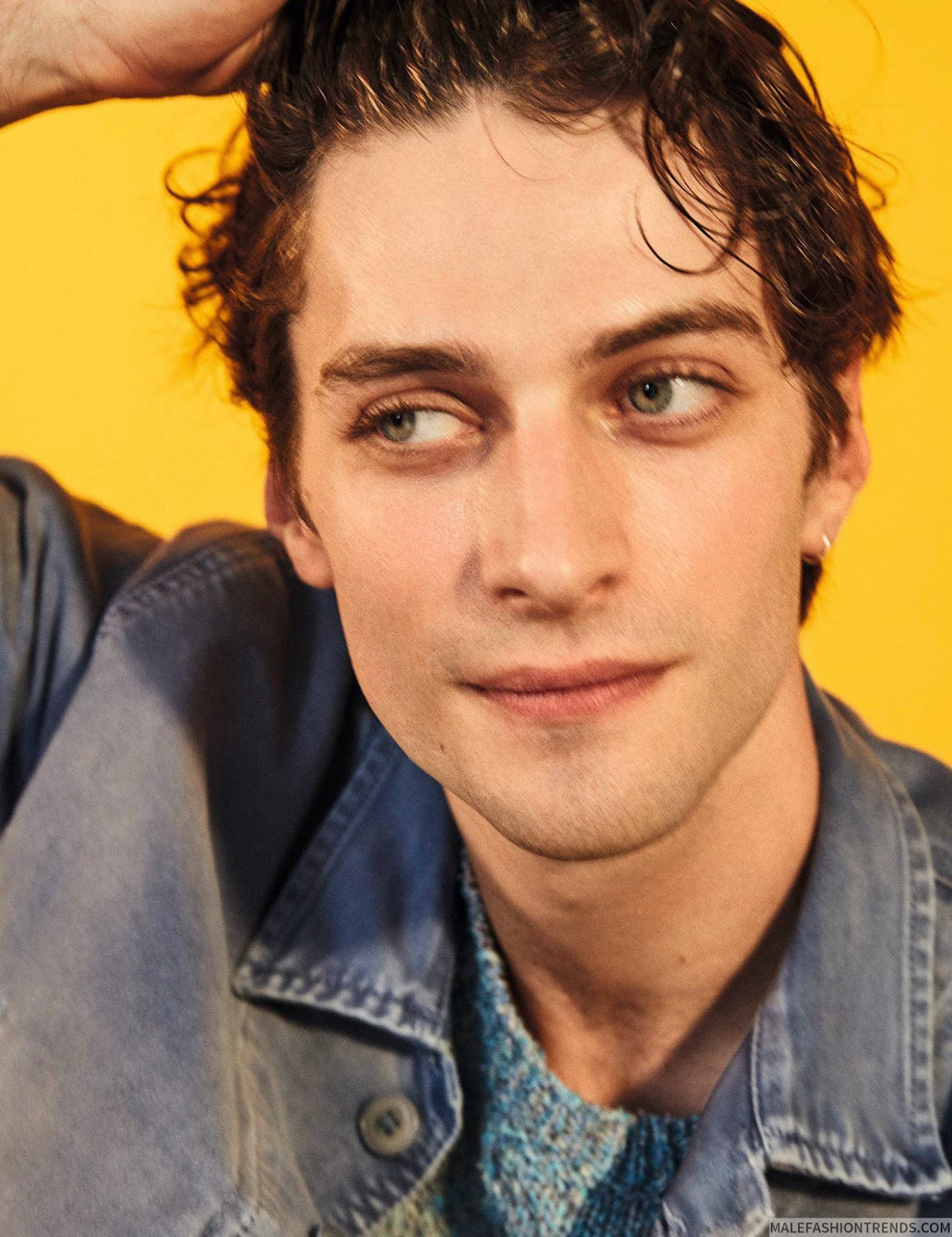 Matthew Bell vive la primavera en denim y color para Grazia Hommes Paris