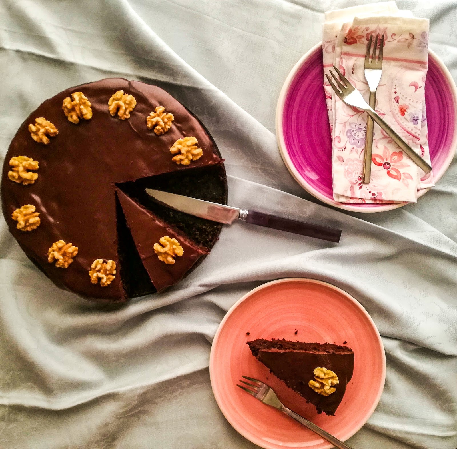 ΝΗΣΤΙΣΙΜΟ ΣΟΚΟΛΑΤΕΝΙΟ CAKE ΜΕ ΚΑΡΥΔΙΑ, ΧΟΥΡΜΑΔΕΣ ΚΑΙ ΓΛΑΣΟ ΣΟΚΟΛΑΤΑΣ ...