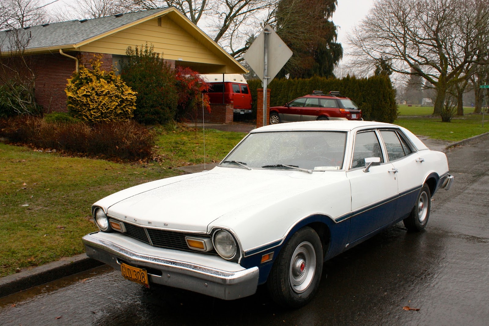 OLD PARKED CARS.: 1976 Ford Maverick.