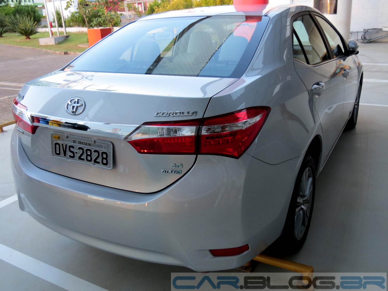Corolla Altis 2015 : vídeo, preço, consumo e especificações