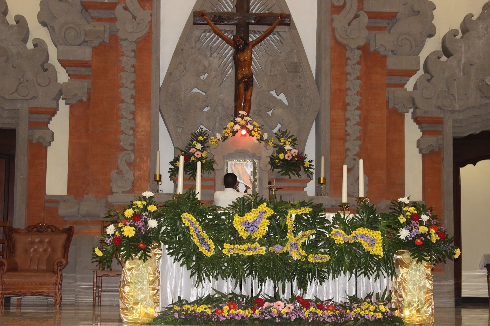 fredy: Rangkaian bunga altar Gereja Stasi Emmanuel Muncar