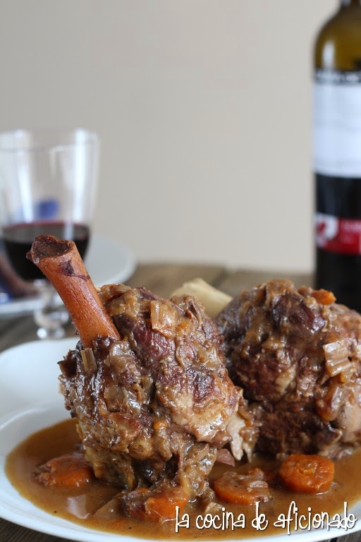 la cocina de aficionado: Codillo estofado al vino tinto