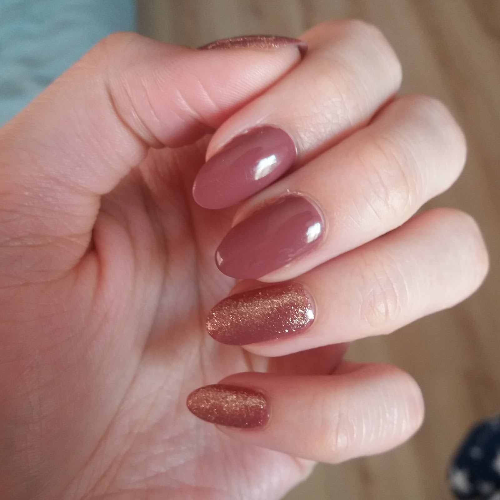 Codziennie malowane paznokcie: Hybryda neonail neutral + semilac rose gold