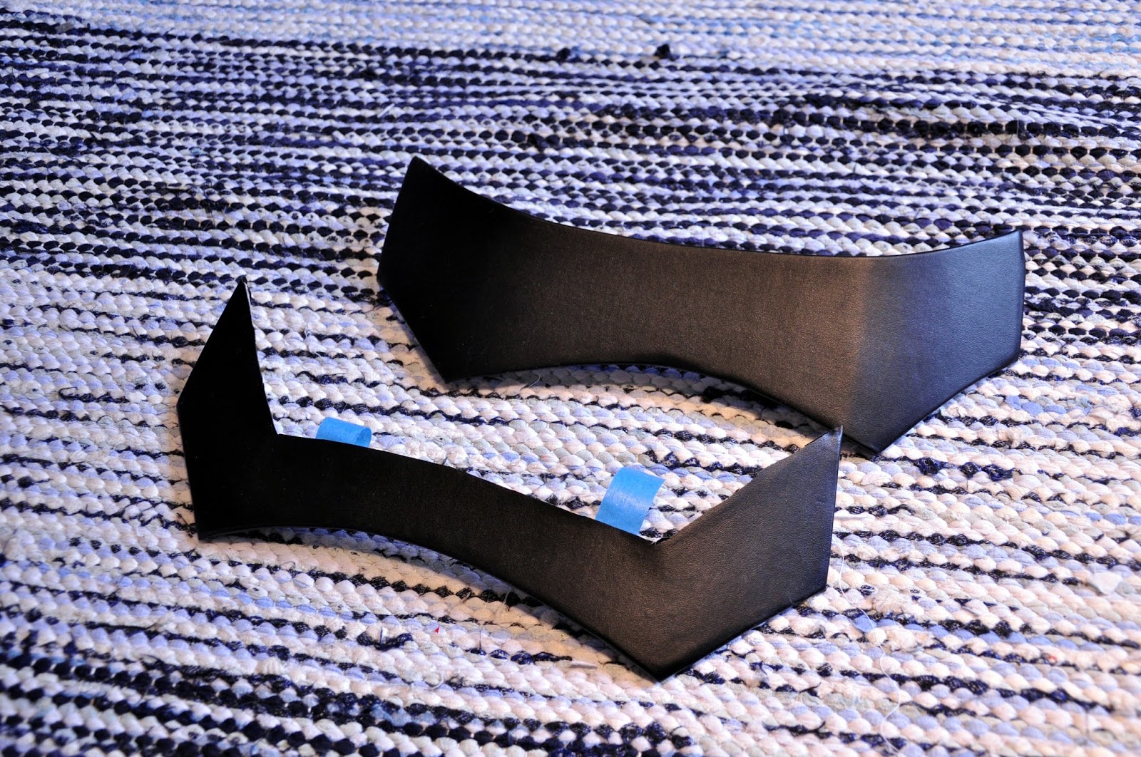 Casualty Cosplay: Armor from pulp board and fake leather for Yuma