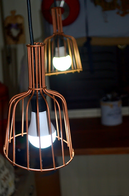 Saiba como fazer uma luminária super moderna com colhedores de frutas.