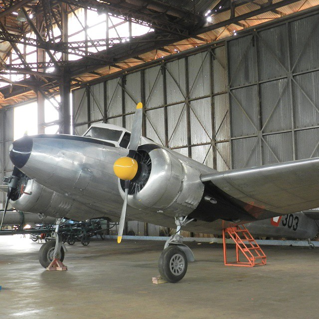 AIRPLANE SCALE MODELKIT: LOCKHEED ELECKTRA L-12 Junior (C-40)