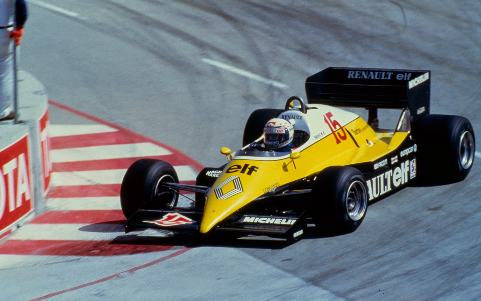 PHOTO: RENAULT PAYS HOMAGE TO TURBOCHARGED HERITAGE AT SILVERSTONE ...