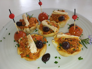 Entre amigos: Canapés de cogote de bonito , tomate, cebolla y pimientos ...