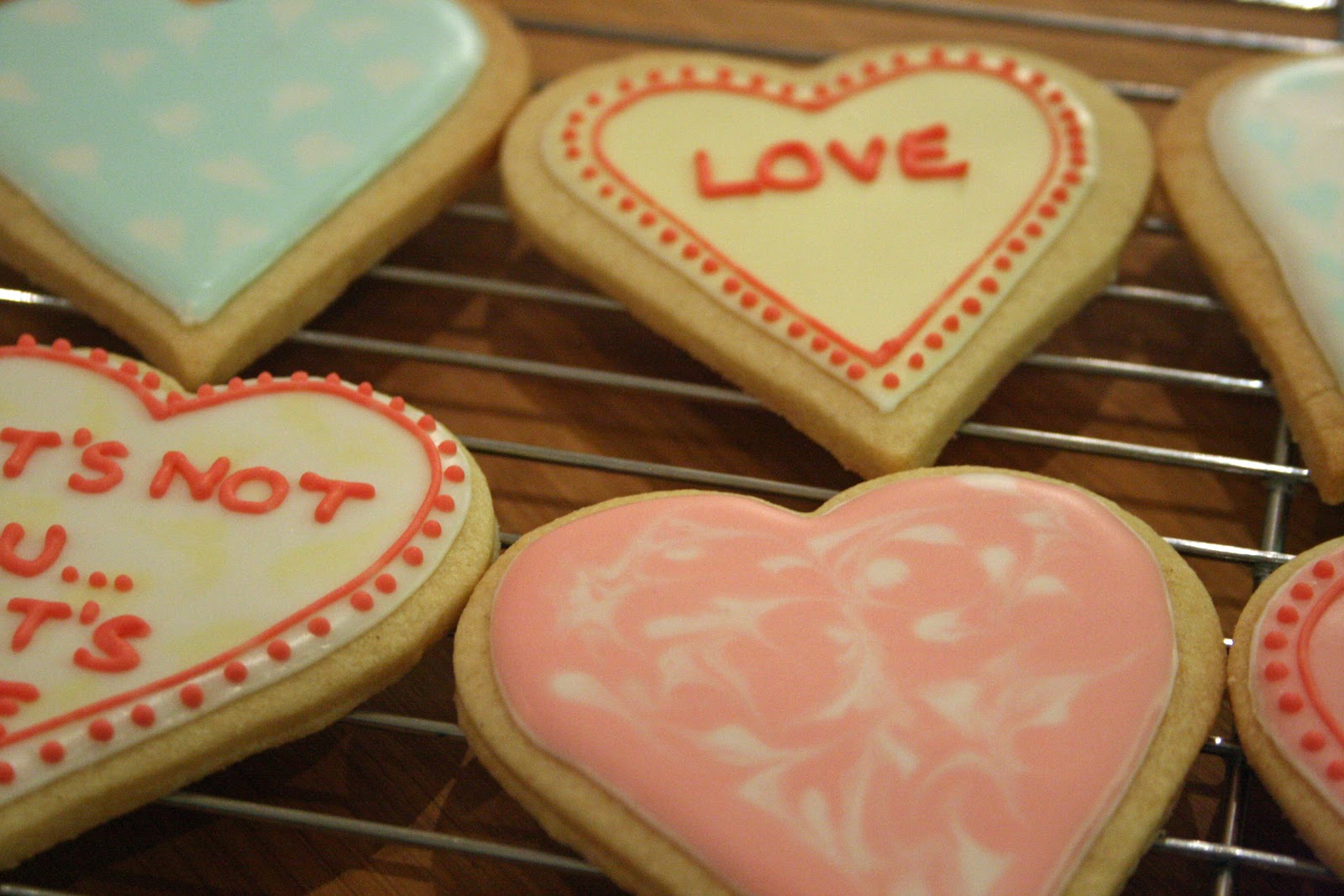 lauralovescakes...: Love Heart Cookies