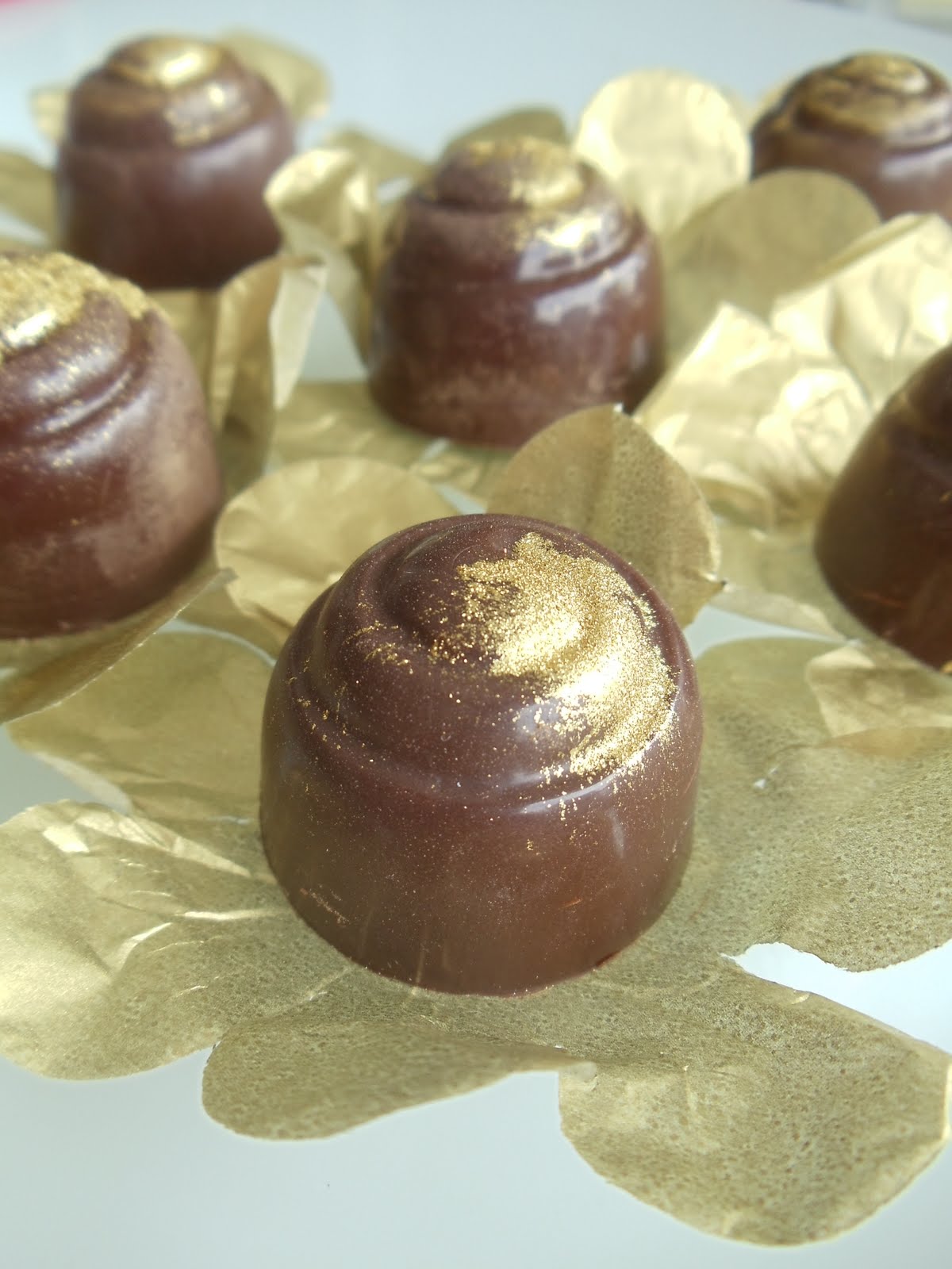 Ganache Patisserie: Bombons dourados com recheio gianduia