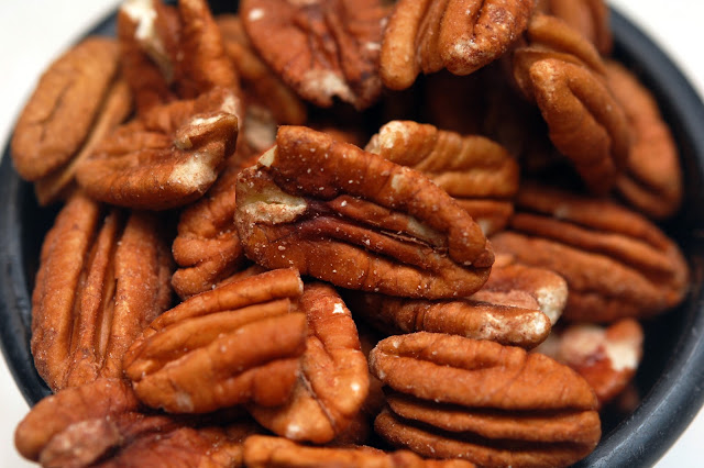 MELT IN YOUR MOUTH PECAN LINZER TARTS! - Hugs and Cookies XOXO
