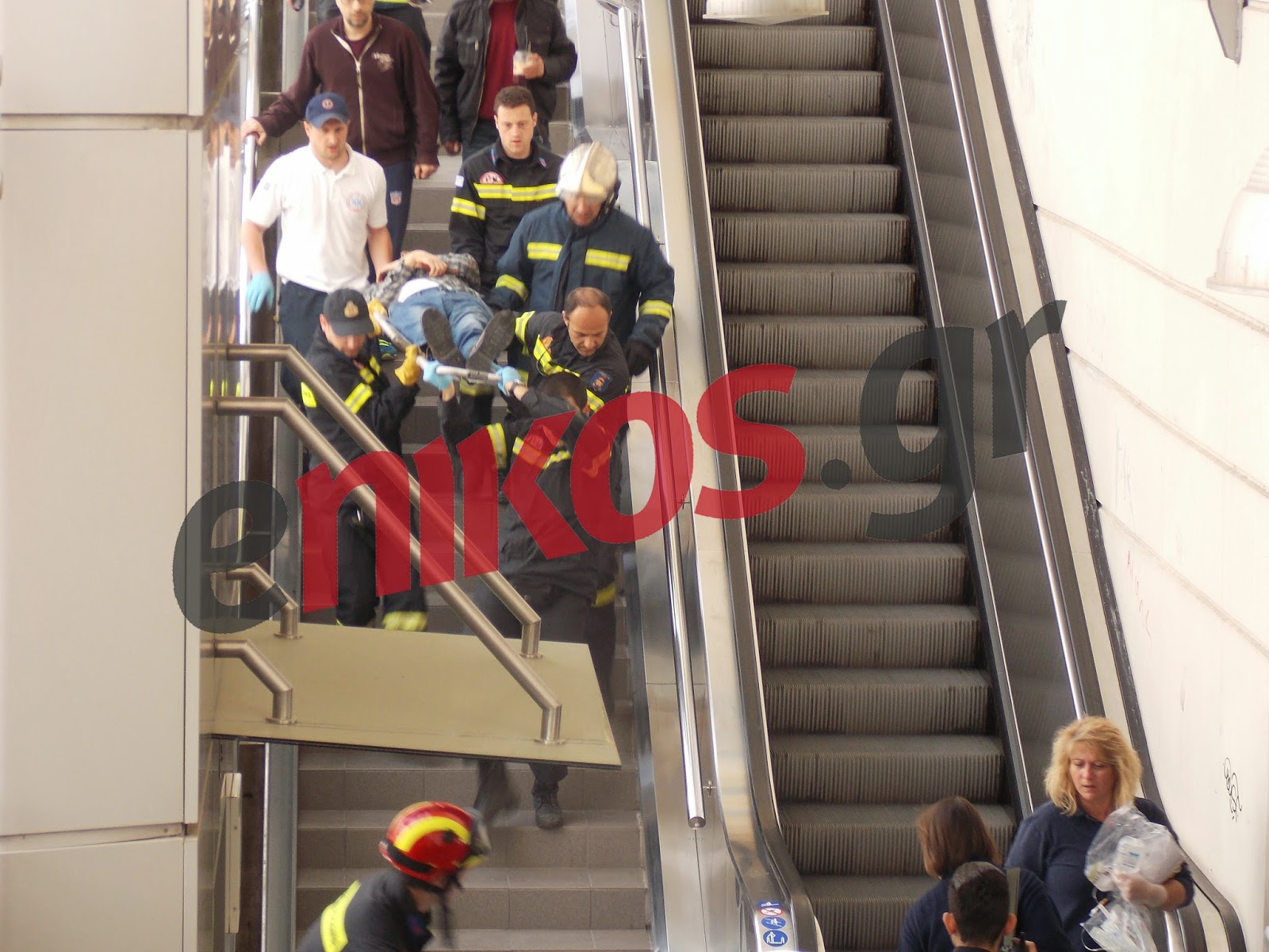 ΤΩΡΑ: ΗΛΙΚΙΩΜΕΝΟΣ ΕΠΕΣΕ ΣΤΙΣ ΓΡΑΜΜΕΣ ΤΟΥ ΤΡΑΙΝΟΥ ΣΤΟ ΜΑΡΟΥΣΙ ...