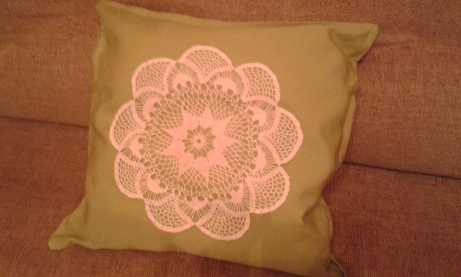 Adriana Hobby: Perne decorative - cu aplicații croșetate