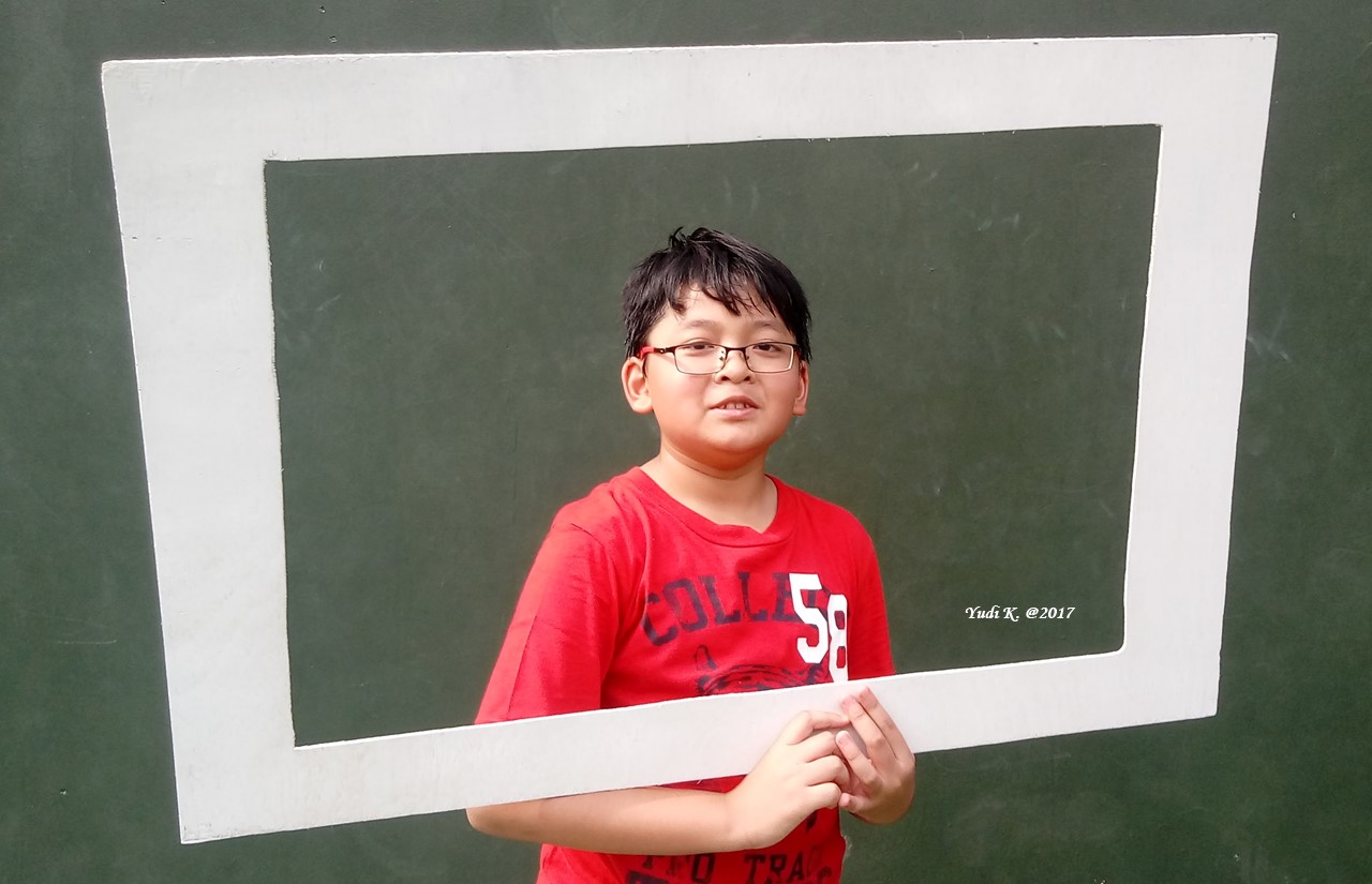 Frame Putih Sederhana