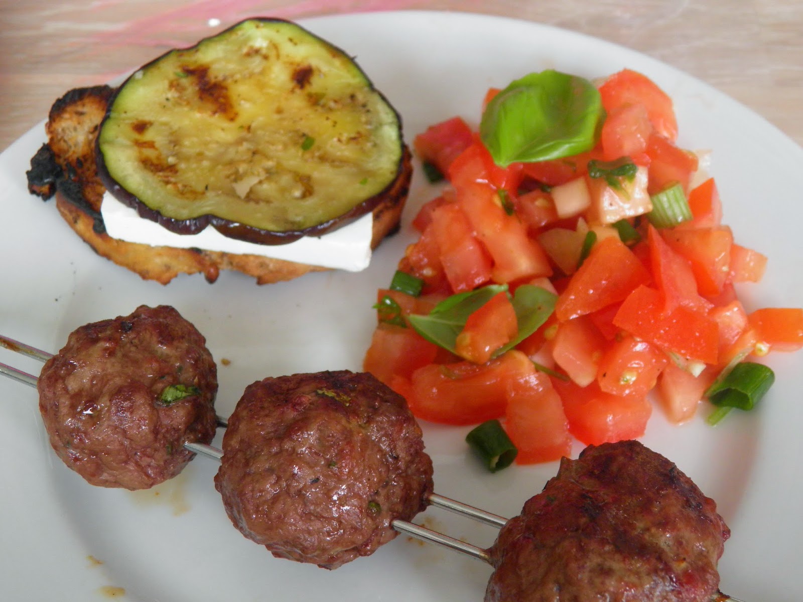 Lækker grill mad - lidt nemt tilbehør: Tomatsalsa og auberginetoast ...