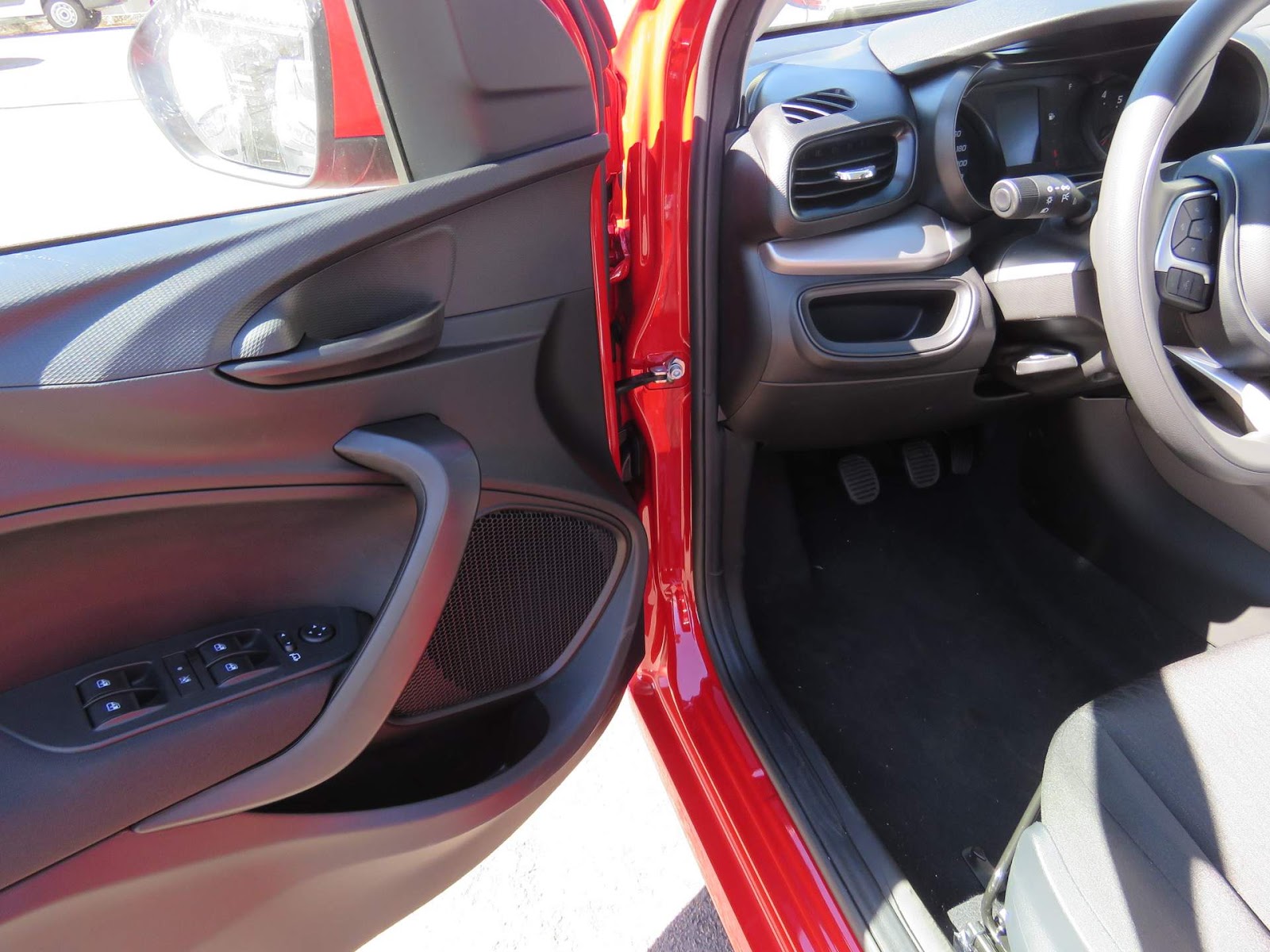 Fiat Argo Drive: vídeo mostra detalhes internos e externos