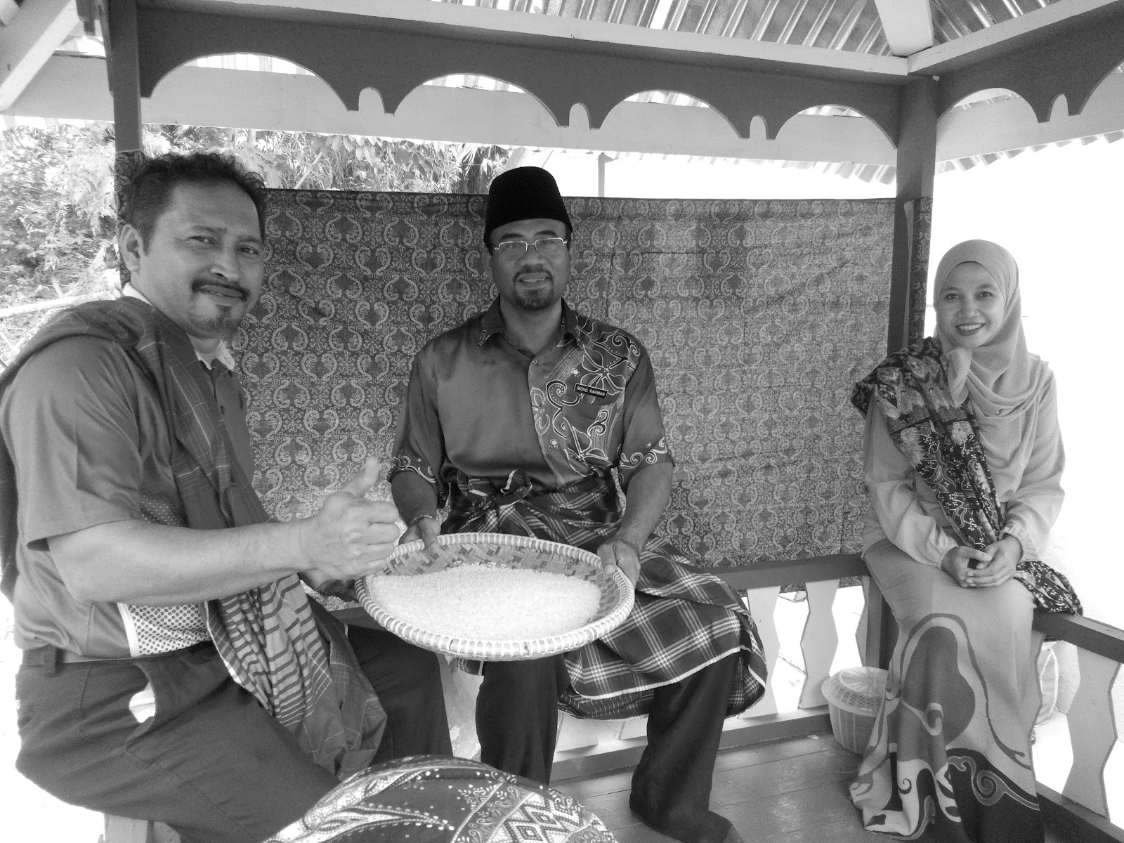 SK BUKIT TAMPOI (ASLI): ORANG ZAMAN DULU MENAMPI BERAS