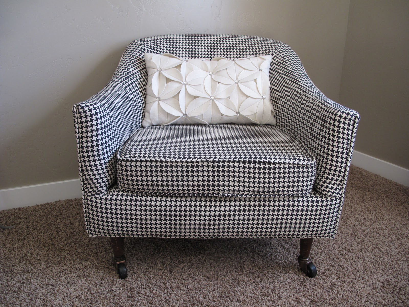 Little Miss Penny Wenny: Little Houndstooth Chair