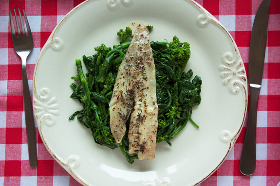 Cinco Quartos de Laranja: Filetes de paloco com grelos salteados