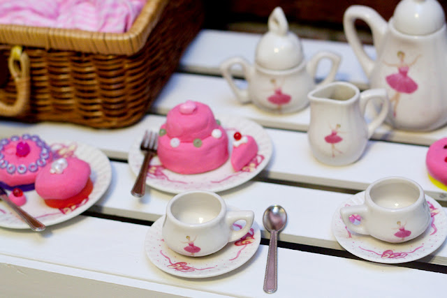 Mrs Ricefield: Model Magic and plastic lid "cakes"