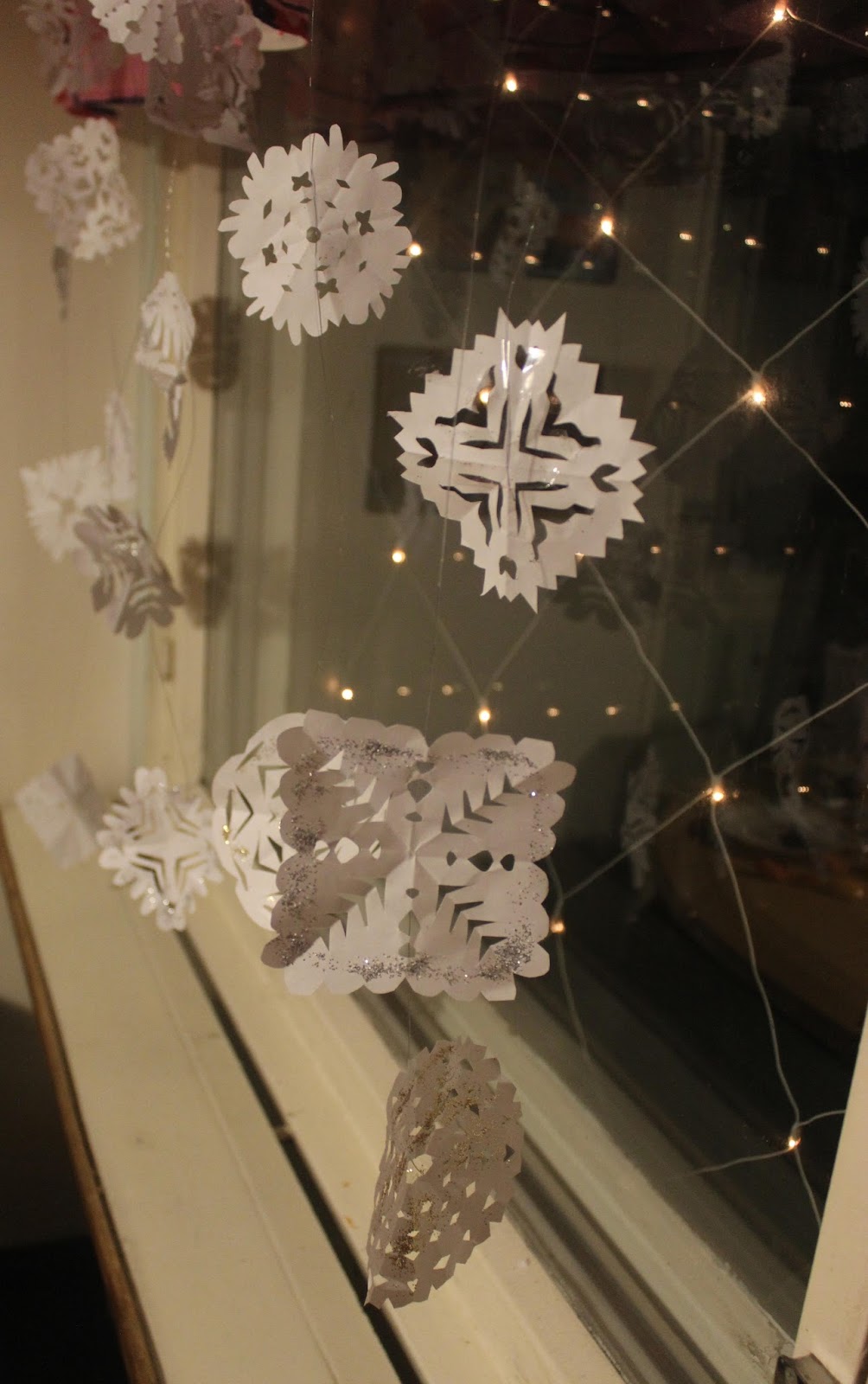 Nappikuja 6: Luukku 6: Lumihiutaleita paperista