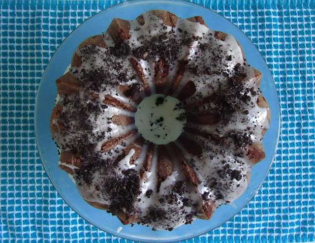 Eat, Run, Read: Cake of the Week: Oreo-Stuffed Chocolate Bundt Cake