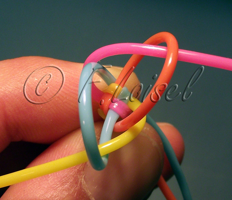 Vie-Pratique: Scoubidou à 4 fils rond