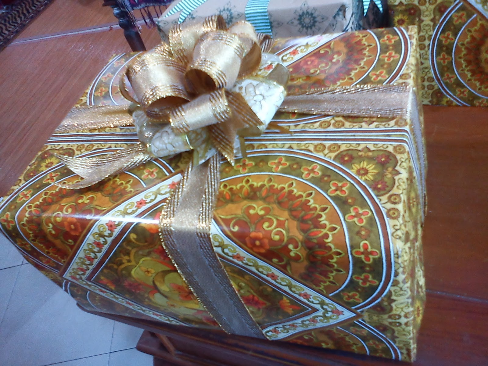 Helwani Restu: Bungkusan dan Ikatan Riben Pada Hadiah