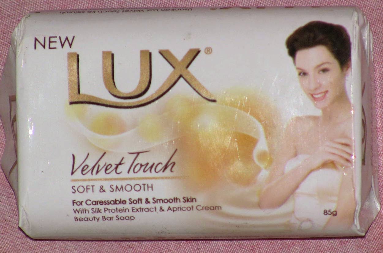 Sabun Mandi Lux Velvet Touch 85 g - Komposisi Produk