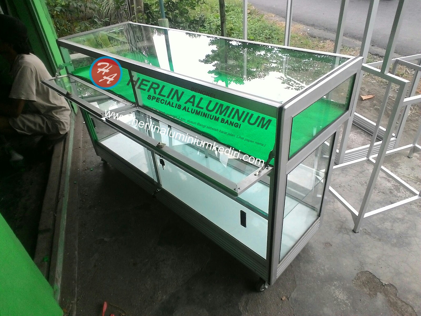 Daftar Harga Etalase Showcase Ukuran Standard dan Ukuran Custom Periode ...