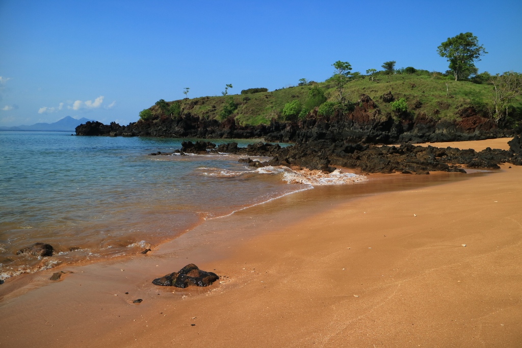 LET'S GO AROUND THE WORLD!!!: PESONA PANTAI PASIR JINGGA DI PULAU ADONARA