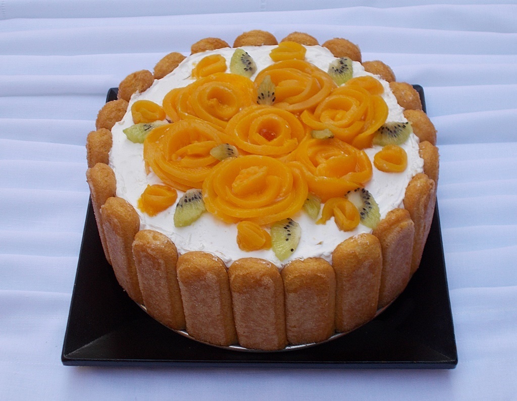 Tort cu iaurt, frisca si fructe - Bunătăți din bucătăria Gicuței