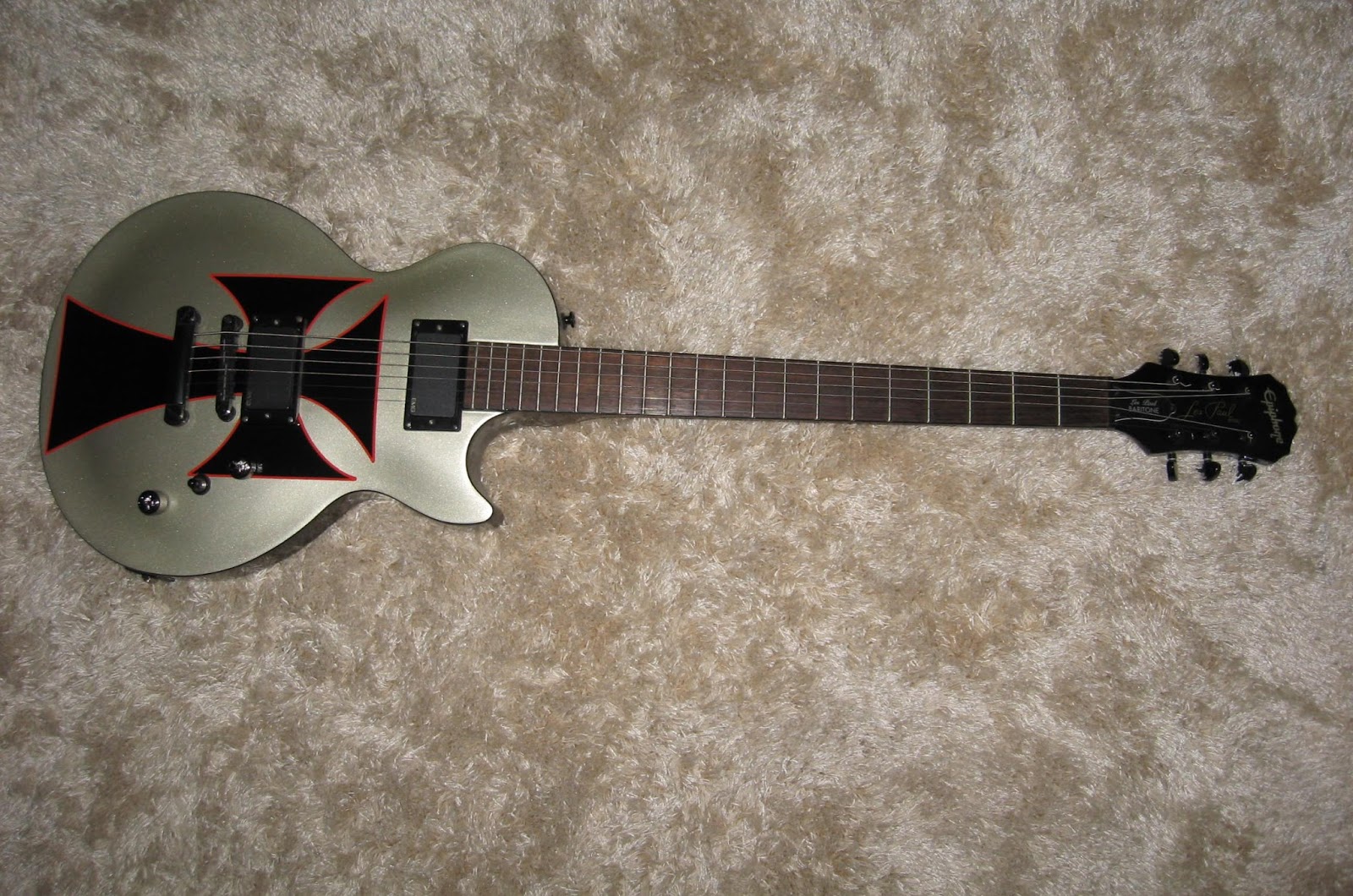 Stage Robber´s Gear: Epiphone Baritone Iron Cross