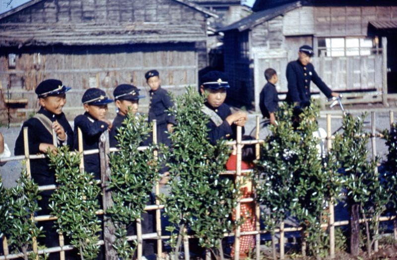 41 Color Snapshots That Capture Everyday Life of Japan during the ...