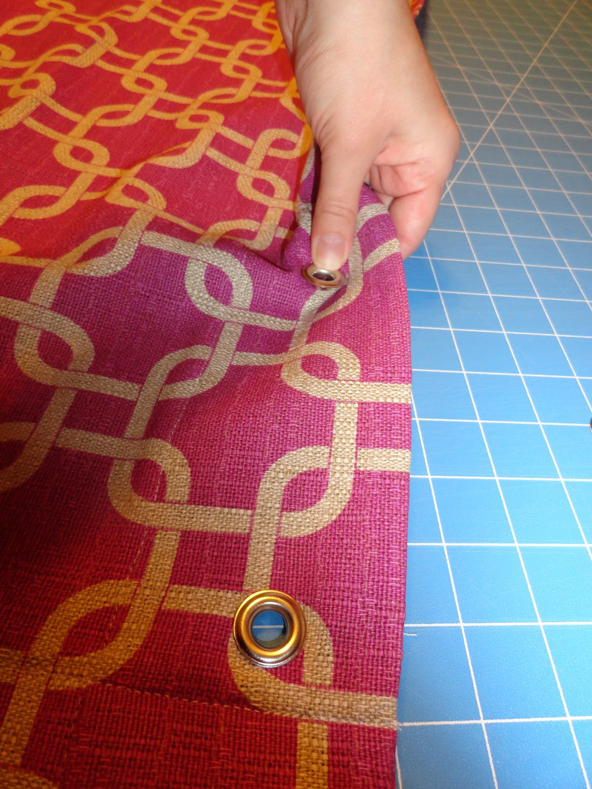 MAID2be : All Things Sewing: Tutorial: How to Make a Shower Curtain