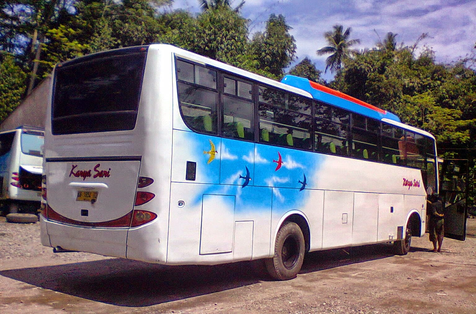 Makna Dan Arti Livery Laut Dan Lawet Pada Bus PO Karya Sari
