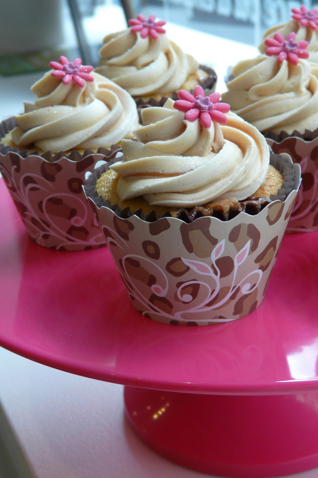 Sugar Daze, An American Bakery in Paris.: Cupcake Couture Blog Party ...