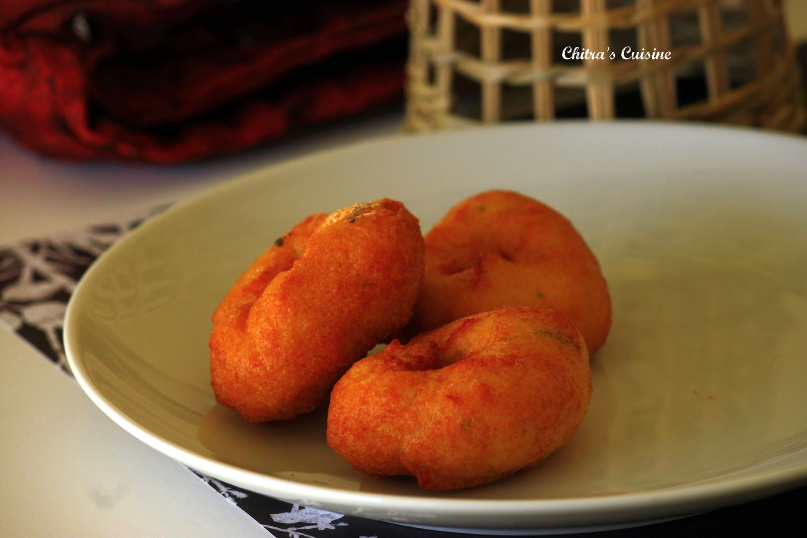 Chitra's Cuisine: Ulundu Vadai/Medhu Vadai