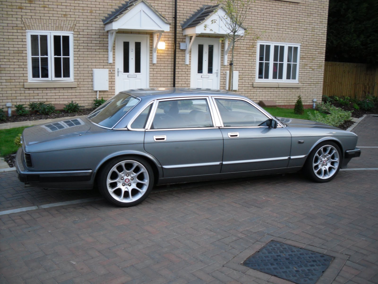 1989 Jaguar XJ40 Sovereign 3.6 manual - modified | Retro Rides