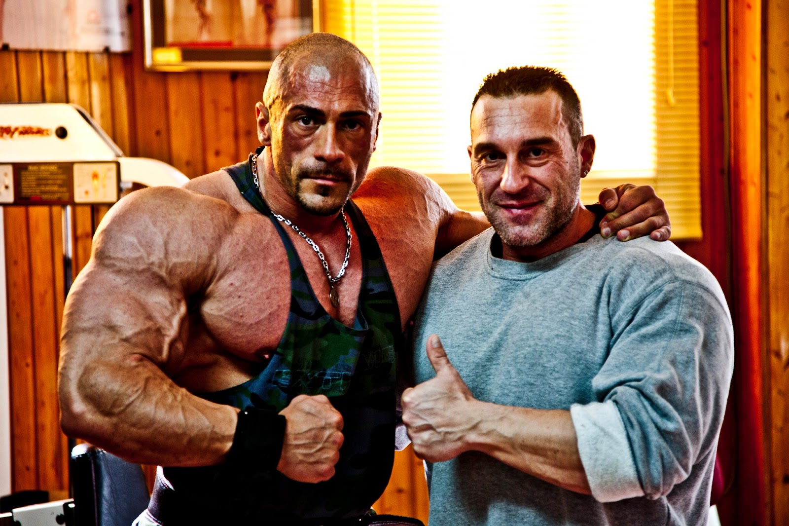 Muscle Lover: Spanish bodybuilder Roberto Del Amo