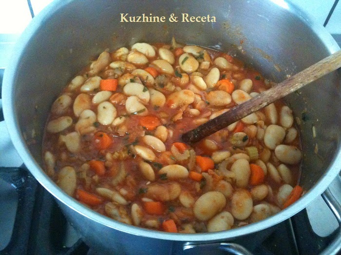 Kuzhine - Receta: Fasule pllaqi ne tave