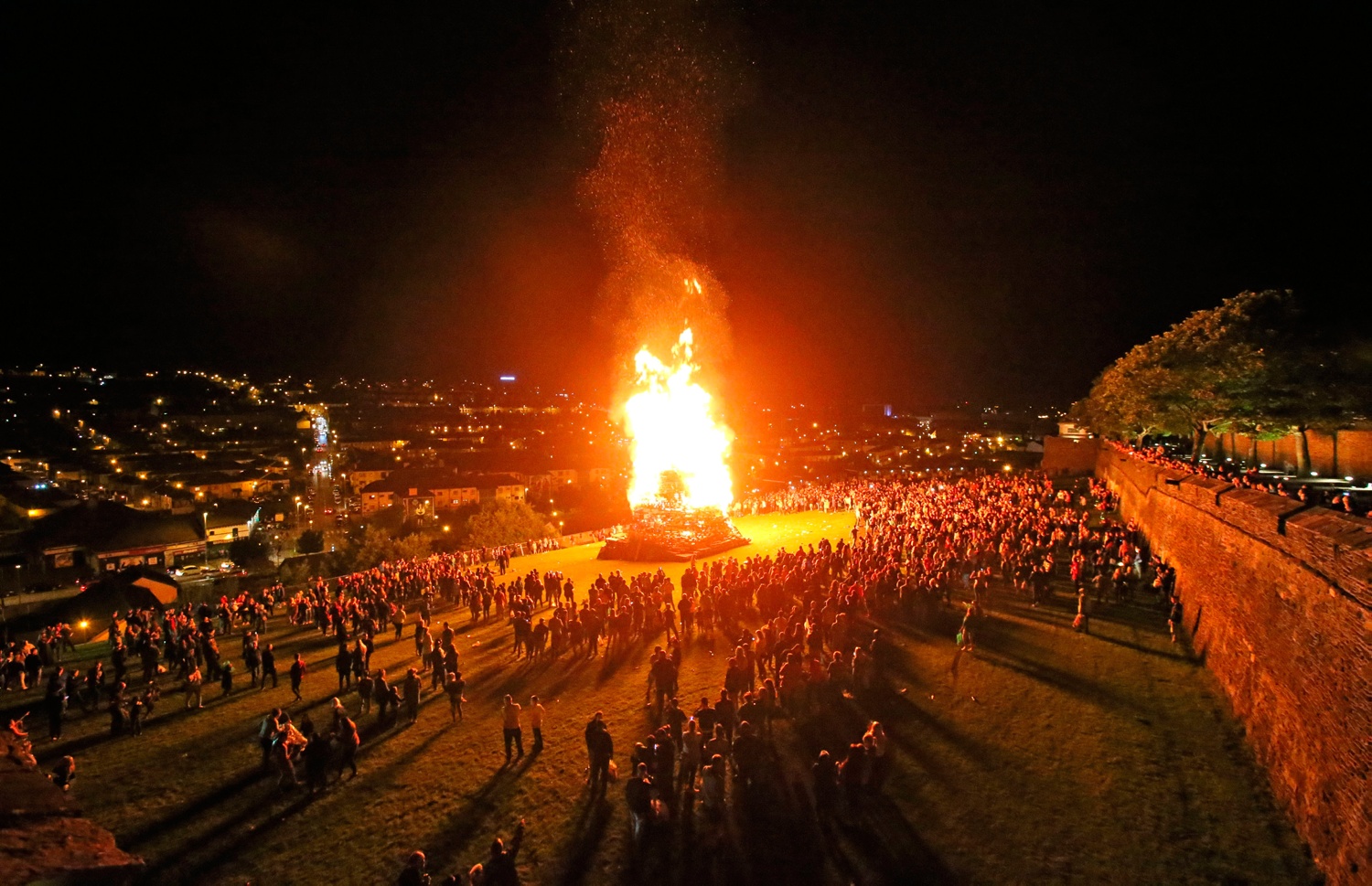 El norte de Irlanda: Las bonfires republicanas en Derry arden entre ...