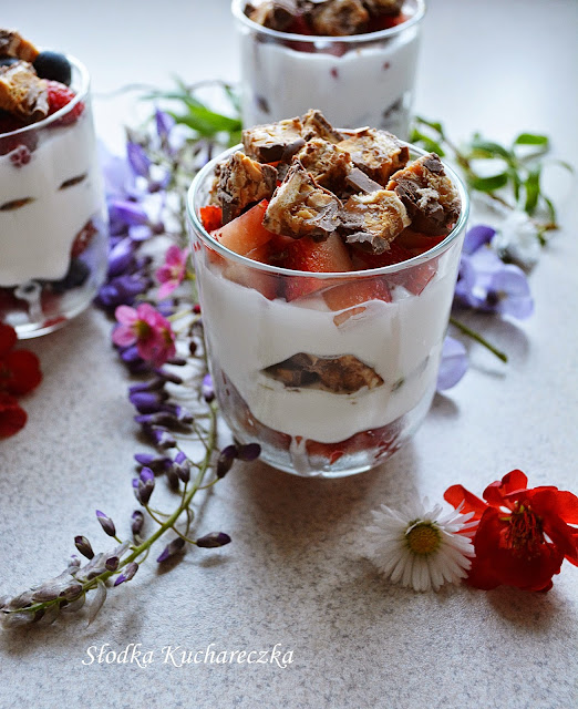 Słodka Kuchareczka: Mini deserki z owocami i snickersem