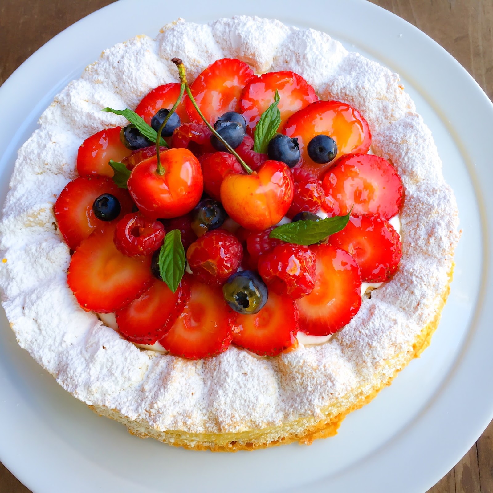 La Fabrique Gourmande: Dacquoise Coco aux Fruits Rouges et sa Chantilly ...