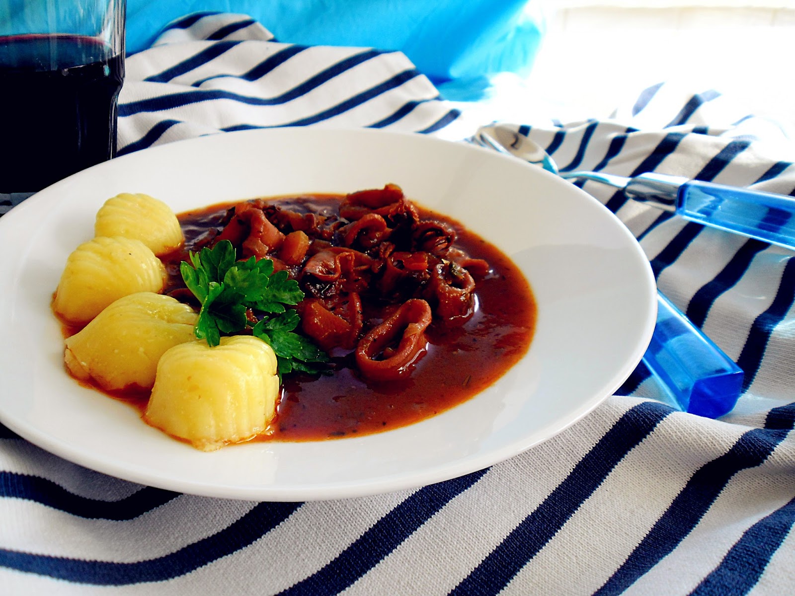 Lignje na šugo sa crnim vinom